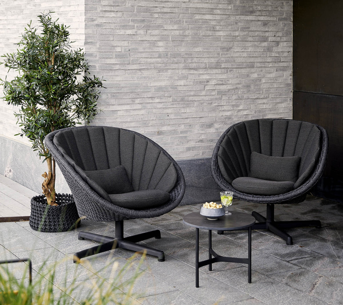 Cane-line Peacock lounge chair w/swivel aluminium base - Scandinavian ...